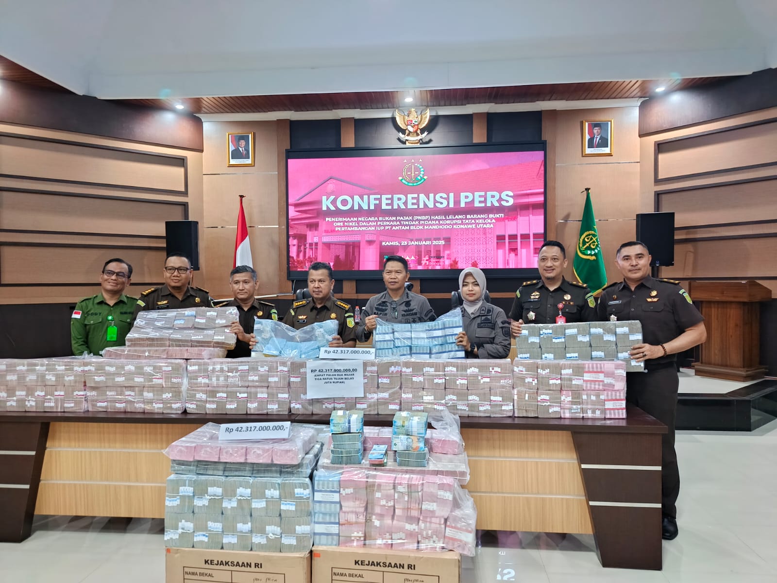 Kejati Sultra Serahkan PNBP Hasil Lelang Barang Bukti Tindak Pidana ...